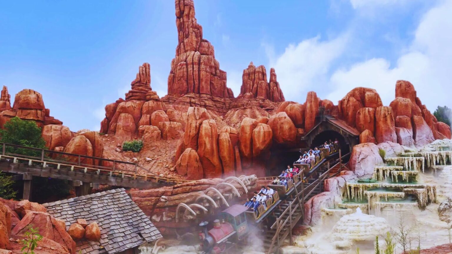 Disneyland Tokyo Rides: 23 Must-Do Attractions at DisneySea ...